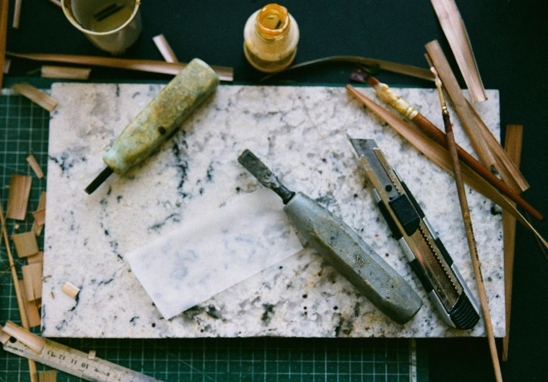 Brown 60s Rye Straw Inlay Wood Tray (17.5in/45cm) by Ruda Studio | ABASK